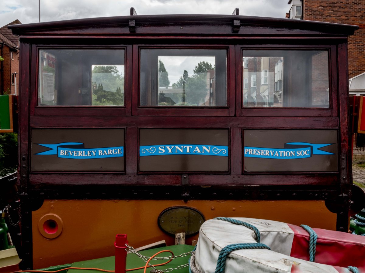 Motor Barge Syntan – Open Bridges