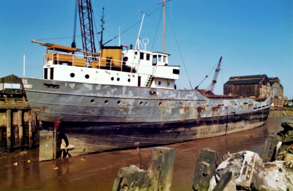 Hull Docks 1980s Part 1 by Bernard Sharp – Open Bridges