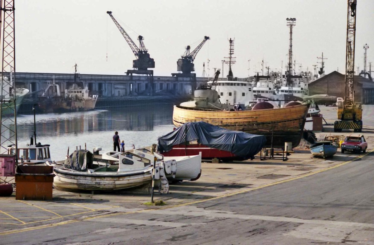 Hull Docks 1980s Part 4 by Bernard sharp – Open Bridges